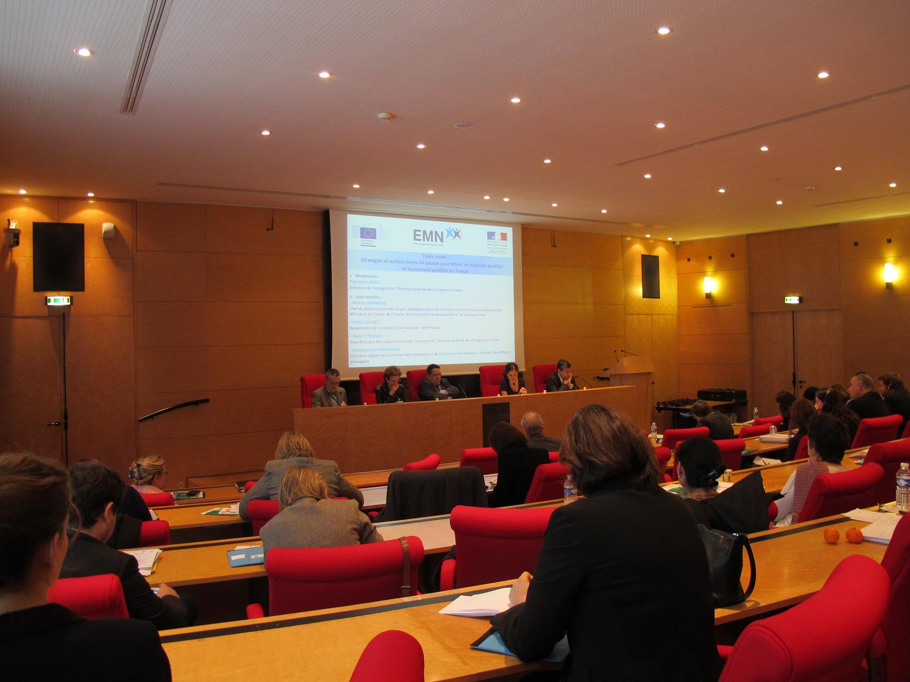 Table ronde et salle / Images / Immigration - Direction générale des ...